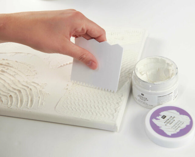 Strukturpaste auf Leinwand » 3D-Effekt mit Spachtel I idee.blog
