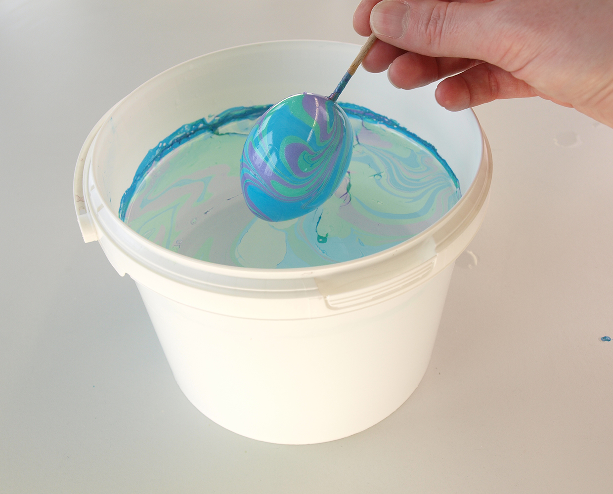 Eier marmorieren » Eintauchen und einfärben I idee.blog